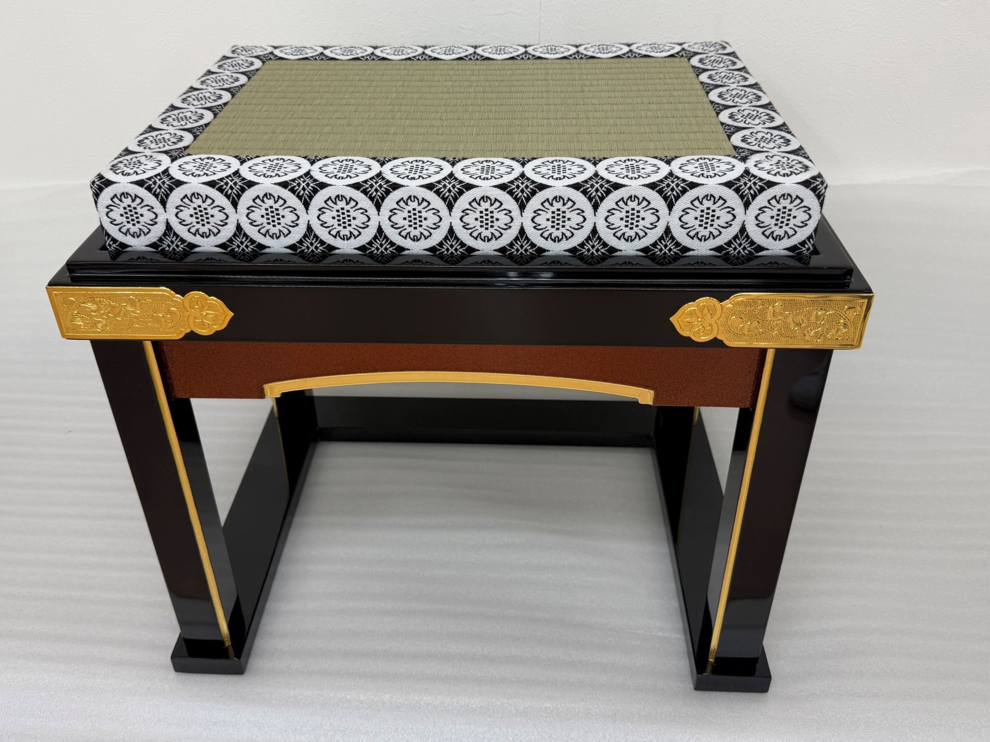 商品情報商品説明新様式内陣椅子新モダン内陣椅子　黒・紅溜塗分け　面金　畳付きサイズ巾 48cm　奥 35cm　高 42cm材質・仕上げ木製　金具打ち　黒・紅溜塗分け　面金　畳付きその他新モダンシリーズ商品で組み合わせ出来ます。新モダンシリー...