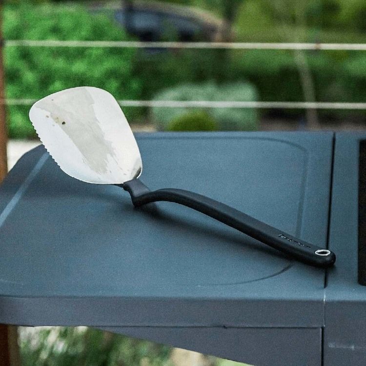 ステンレス製のキッチンターナーです。耐熱性のあるステンレス製なので、BBQやグリル料理に最適です。ターナーの片面にギザギザの刃がついているので、グリルの上でそのままスライスすることが可能。また、グリルの汚れ焦げをかき集める際にも活躍します。...