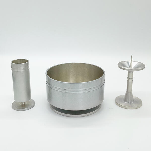 【商品詳細】 素材：真鍮(Brass) サイズ 花立：直径約35×高70mm　口径約20mm 香炉：直径約86×高54mm ロウソク立て：直径約40×高78mm セット内容：花立　香炉(お線香立)　ローソク立 ※お線香、ローソク、香炉ガラス...