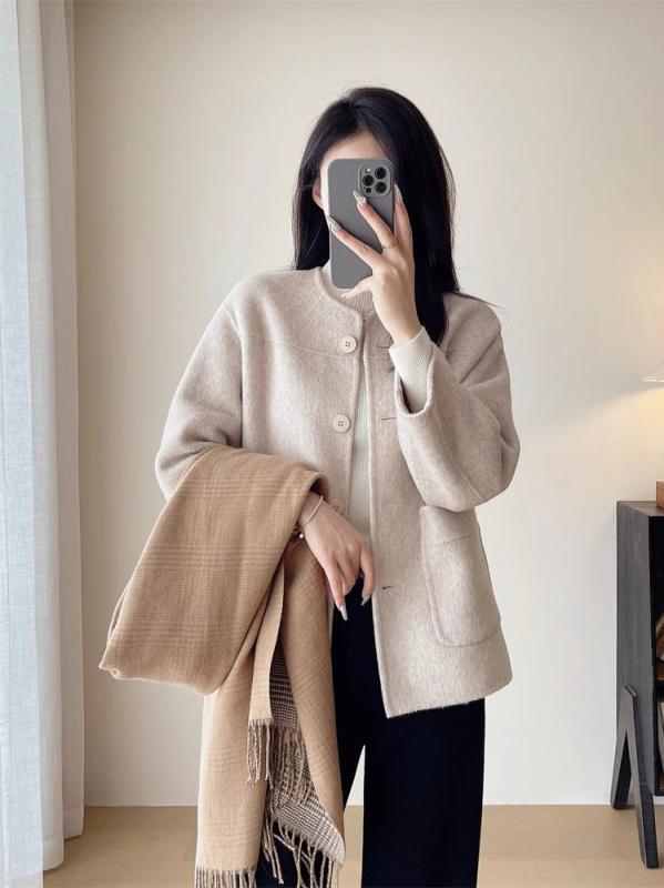 [ "・主な素材: 羊毛", "・柄: 無地", "・厚さ: 中", "・フィット: レギュラー", "・着丈: 普通(50cm<着丈≤65cm...