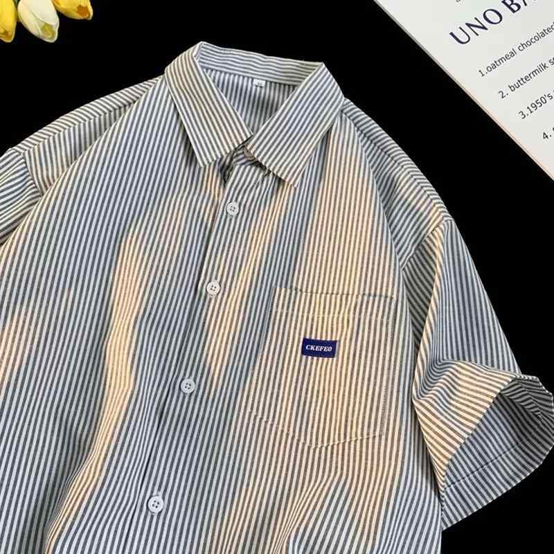 ・素材: 化繊混紡・機能: 洗濯機洗い可能・スタイル: 韓国風・フィット: レギュラー・襟型: 襟付き・袖丈: 半袖・柄: ストライプ・厚さ: 普通・ディテール: ポケット・対象: 青年・主な素材: ポリエステル・主素材含有量: 51～70...