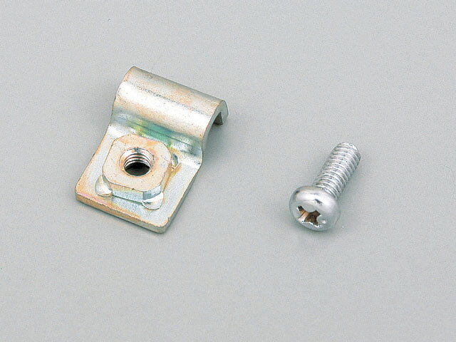 【品名】 ビンテージヘッドライト（26616)用リムホルダー＆φ4×10mmボルト 【品番】 32437 【特徴・仕様】 ビンテージヘッドライト（26616)用、補修用リムホルダー＆φ4×10mmボルト 【注意事項】 - 【備考】 商品の仕...