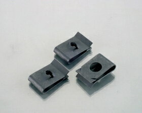 【品名】 クリップナット（ホンダtype/タッピング用） 【仕様】 M4/タッピング用/3ヶ　サイズ=A:17 B:0.6 【特徴】 ●スチール製パーカライジング処理 ●適合板厚：2.5mm 【適合等】 汎用 【備考】 ●M4/タッピング用...