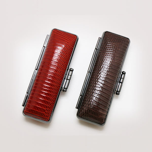 商品詳細 商品名 トカゲ革印鑑ケース 10.5−12.0ミリ用 対応印鑑 寸胴：φ10.5～12.0×60mm ※長さは一般的な60mm丈までが収納可。 種類 明茶色／暗茶色 材質 外装：トカゲ革 内装：シッチン朱竹柄／赤色ベルベット生地 ...