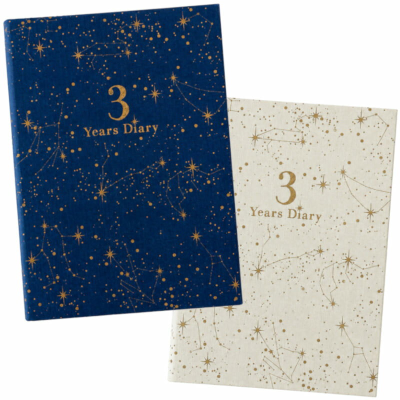 【去年・一昨年の自分を振り返り】 綺麗な星座柄の3年日記です。 日記といえば、上から下に順番に書いていくものが多いですが、こちらの日記は違います。 この日記は1年ずつ横に書いていきます。 1ページが3段に分かれているので 1年目は1段目 2...