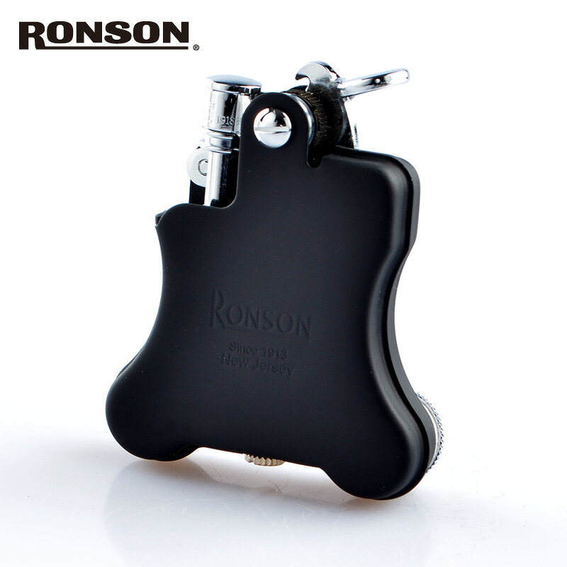 RONSON 【RONSON】ロンソン ロンソン社の始まりは1895年アメリカ。ルイス・V・アロンソンが設立した「アート・メタル・ワークス・カンパニー」が始まり。金属加工アートから芸術的デザインのライターを手がけ、1927年、従来の点火機能...