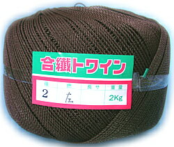 材質：ポリエチレン 色　：濃茶色 太さ：約　2mm 長さ：約　900m各種スポーツネット設置や補修用に。 　　　　 周囲の緑と調和する落ち着いた色合いは公園や遊歩道の柵ロープにお薦めです。　　　　　　　　　　　　