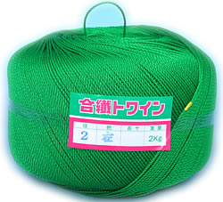 材質：ポリエチレン 色　：グリーン 太さ：約　2mm 長さ：約　900m●柵ロープや造園用。スポーツネット取付・補修。趣味の園芸。 ●緑のカーテンで省エネ・節電対策・・・即納体制で応援致します。　　　　　　　　　　　　