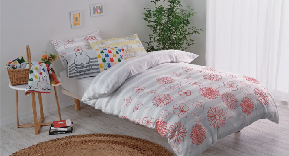 サイズ：150×210cm 素材：ポリエステル100％ 八ヵ所ひも付き 中国製「ミッフィー」は、オランダの絵本作家・グラフィックデザイナーのディック・ブルーナが描いた絵本の主人公です。 【ストライプミッフィー】 ミッフィーとお花をちりばめて...