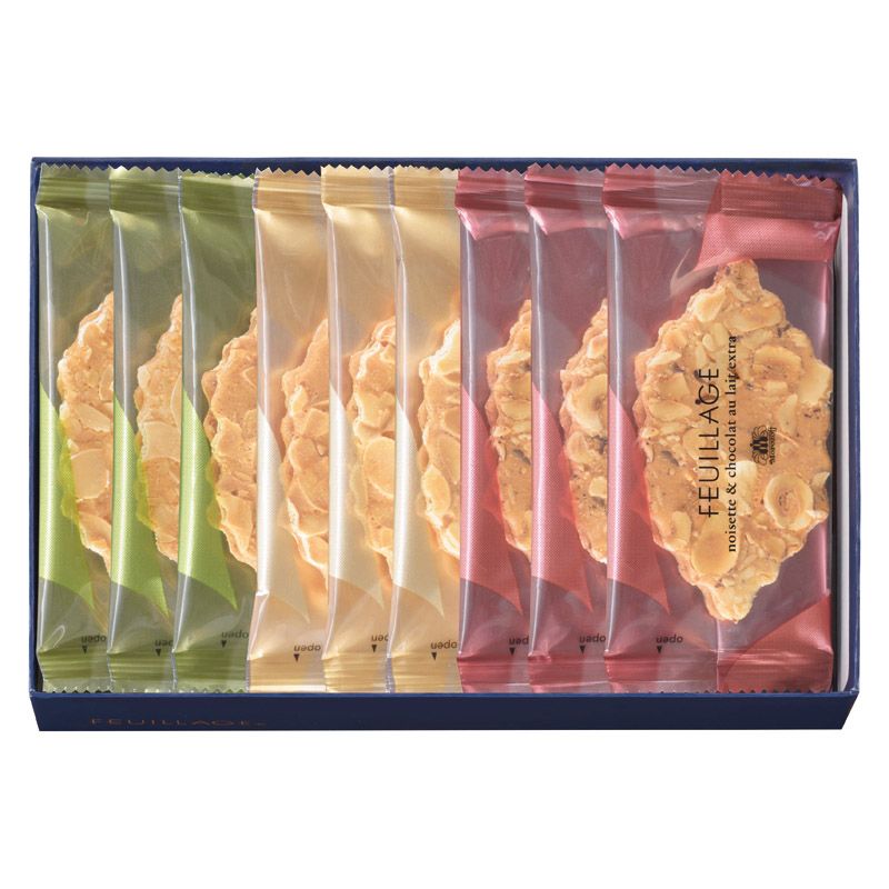 　ギフトサービスについてフランス語で「木の葉」を意味するクッキー。スライスナッツをしきつめてパリッと香ばしく焼き上げたクッキーにバランスよくチョコレートをサンドしました。チョコレートはナッツに合わせて相性のよいものを厳選。クッキーとナッツと...