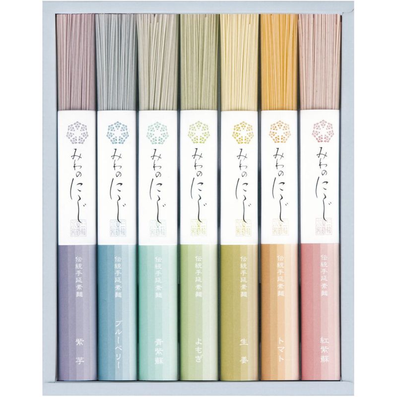 　ギフトサービスについて手延べ素麺がもつ独特なコシやのど越しに加えて、虹をイメージした7色のカラフルな素麺に仕上げました。お名入れ場所はフタになります。お名入れ内容●ご注文数/1個から承ります。※079-D032?D056の商品取合せ5個未...
