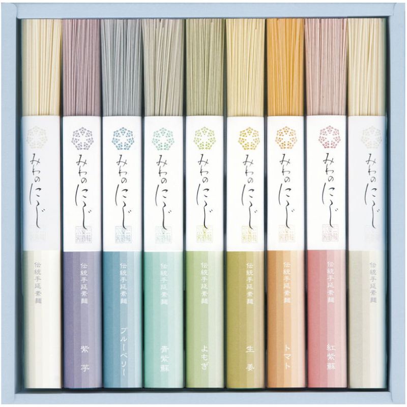 　ギフトサービスについて手延べ素麺がもつ独特なコシやのど越しに加えて、虹をイメージした7色のカラフルな素麺に仕上げました。お名入れ場所はフタになります。お名入れ内容●ご注文数/1個から承ります。※079-D032?D056の商品取合せ5個未...