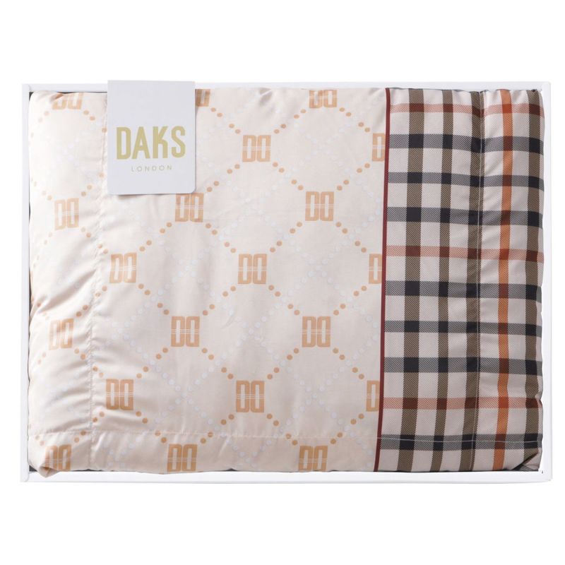 　ギフトサービスについて1894年創業の英国ファッションブランド「DAKS」創業当時から「クオリティファースト」を基本理念にものづくりを続け、信頼の証として英国王室御用達ブランドであり続けています。■商品名:洗える羽毛肌掛ふとん■色柄:ベー...