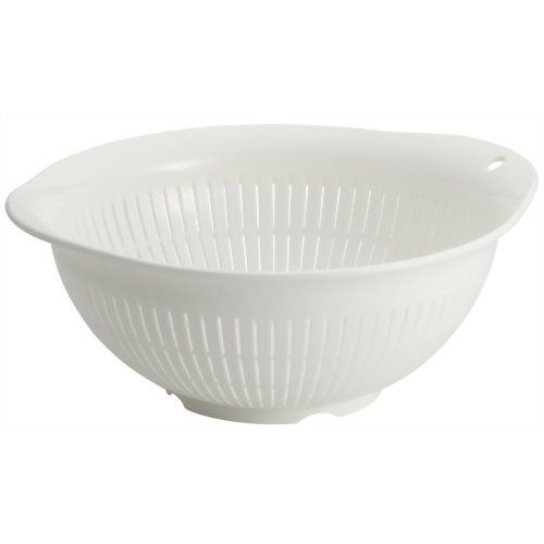 　ギフトサービスについて軽くて扱いやすいプラスチック製ザル。抗菌加工付き。銀イオンのチカラで細菌やカビの繁殖を抑制します。スリット形状の穴で水切れしやすい。ボウルと重ねても取り出しやすく、持ちやすい縁のカーブ形状。野菜や麺類の水切りに。サイ...