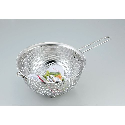 　ギフトサービスについて扱いやすいステンレス製の片手ざる。野菜、果物などの水切りや、麺類の湯切りに便利。足付きなので底部分がシンクに直接触れず、置いたまま水切りできます。水切れもしやすい。ハンドル付きで麺類の湯切りや、ボウルに重ねて食材を水...