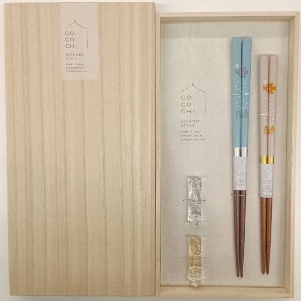 　ギフトサービスについて【イシダ】■サイズ・容量: 箸:23cm、21cm■生産地:日本■素材・成分:箸/天然木・箸置/ガラス箸/アクリルウレタン塗装★日々の食卓を少し特別に、そして心豊かに彩る「COCOCHI」夫婦箸セット★北欧と日本の美...