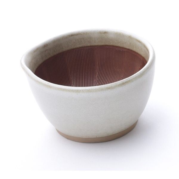 　ギフトサービスについて■サイズ・容量: 直径:11cmx高さ:6cm 重量:350g容量:300ML■生産地:日本■素材・成分:陶器★使いやすさを追求したすり鉢。★食材が外に飛び出しにくく真ん中に集まってきてくれる形状。★シリコンゴムによ...