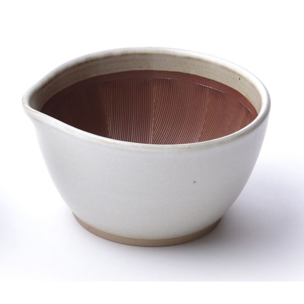 　ギフトサービスについて■サイズ・容量: 直径:18cmx高さ10cm 重量1100g容量:1350ML■生産地:日本■素材・成分:陶器★使いやすさを追求したすり鉢。★食材が外に飛び出しにくく真ん中に集まってきてくれる形状。★シリコンゴムに...