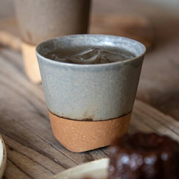 　ギフトサービスについて無機質でシンプルな形に手仕事の暖かみが加わり、少しカジュアルな表情に。しっとりとしたマットな質感にもこだわりました。瀟洒な三足が印象的なカップ。湯呑としてやデザートカップとしても。[lavender-ラベンダー-]ス...