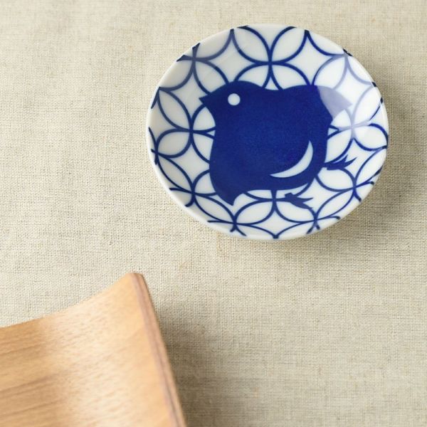 　ギフトサービスについて陶器界では鳥好きで有名？な小木曽がおすすめする鳥の絵柄の食器シリーズ「千鳥づくし」。テーブルのアクセントにぴったりな豆皿です。■型番: 3616746■商品名: 千鳥づくし 9.5cm豆皿 七宝千鳥■サイズ: 幅/約...