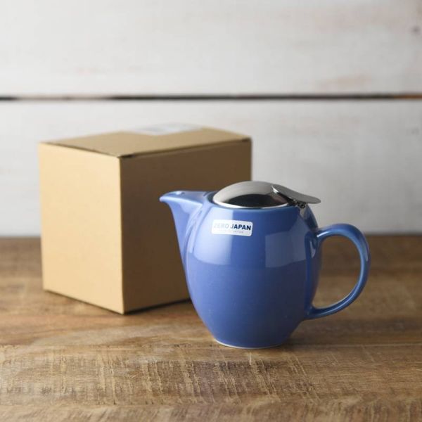 　ギフトサービスについて世界45カ国で愛用されるZERO JAPANのロングセラーのティーポット。特徴的なデザインのステンレス製フタはクリップ式で本体に固定されています。これはデザイン性だけでなく落下による破損を防ぎ、片手で使用することので...