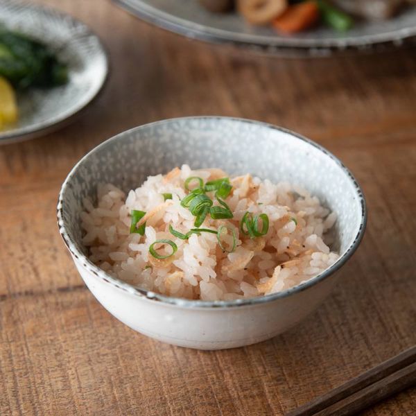 　ギフトサービスについて広く愛されている三島手をイメージ。品よく料理を引き立てる粉引調。ほんのり優しい、どこか温かみのを感じるシリーズです。ご飯茶碗にピッタリなサイズの中平碗です。■型番: 73190600■商品名: 三島 粉引 11.8c...