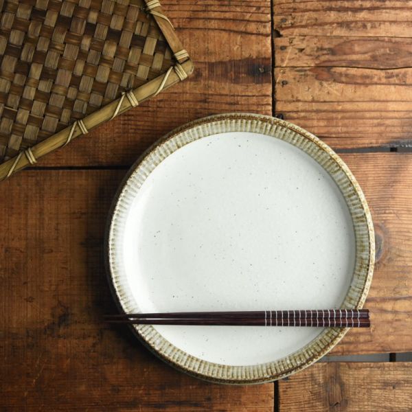 　ギフトサービスについてリムの削ぎ模様がきれいプレートです。温かみのあるカラーリングで、食卓を優しく彩ってくれます。パスタやカレーなどにおすすめな大皿。たくさん盛り付けられるので、みんなでワイワイおかずをシェアしたいですね♪■商品名: 削ぎ...