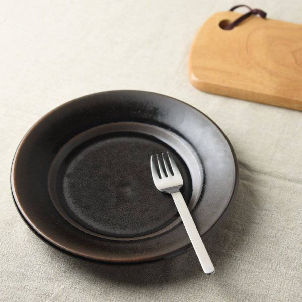 　ギフトサービスについてストンとエッジの効いたスタイリッシュな形状のシリーズ。しっとりと高級感のあるマットなダークブラウン。盛皿やパン皿に使える中皿です。■商品名: オルカ ダークブラウン 21cmプレート■型番: 42193037■サイズ...