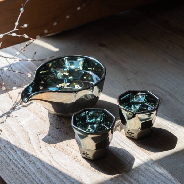 　ギフトサービスについて煌びやかなプラチナブルーを施した酒器。お酒を注ぐと六角形の壁面に光が反射して、宝石のように輝きます。「圧力鋳込み」という製法で、職人が一つひとつ丹精をこめてつくっております。黒土特有の風合いをお楽しみください。特別な...