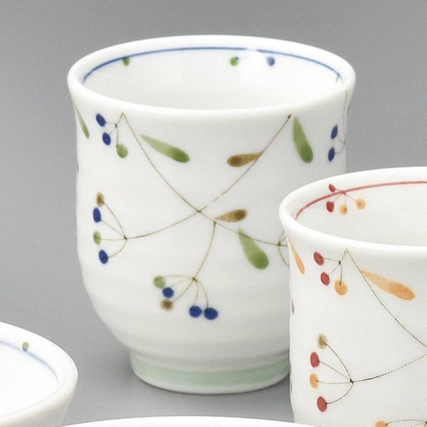 　ギフトサービスについて緑茶がよく似合う湯呑みです。■商品名: 木の実 湯呑み 青■型番: 81194172■サイズ: 幅/約7.5 x 7.5cm 高さ/約8cm■容量: 約200cc(満水時)■重量: 約172g■素材: 磁器・日本製/...