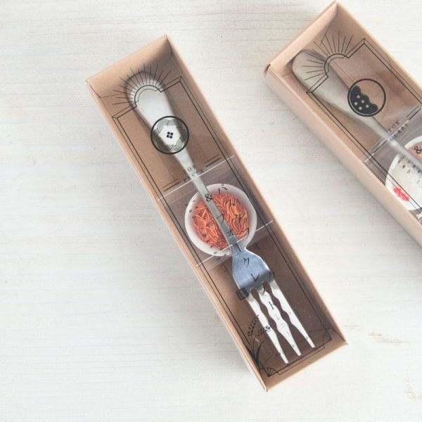 　ギフトサービスについてパスタ専用カトラリーにパスタ専用レストをつけたセットです。遊び心あるテーブルコーディネートを演出してくれます。プレゼントにも喜ばれるパッケージ付き。波形状で深く角度がついている刃により、パスタが捉えやすく、落ちにくい...