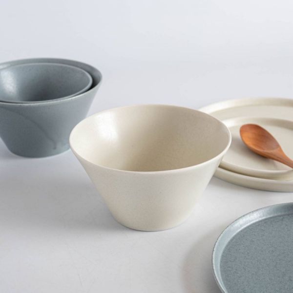 　ギフトサービスについて淡く『うららか』な優しい色合いが印象的なシリーズ。スッキリフラットなかたちが、空間をスタイリッシュにまとめてくれます。深さがあるのでたっぷり入ります。サラダボウル他、シリアルボウル、小丼ぶりとしても使えます。※小さな...