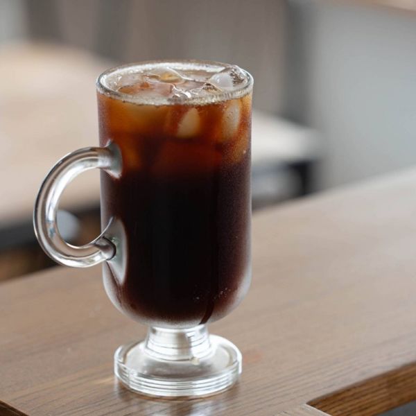 　ギフトサービスについて脚付きで高級感漂う、スッキリシンプルなコーヒーグラス。アイスコーヒーや喫茶店のパフェなんかがよく似合います。本体には持ち手が付いており、温かい飲み物を入れても熱くならず、持ちやすくなっているのがいいところ。グラスには...