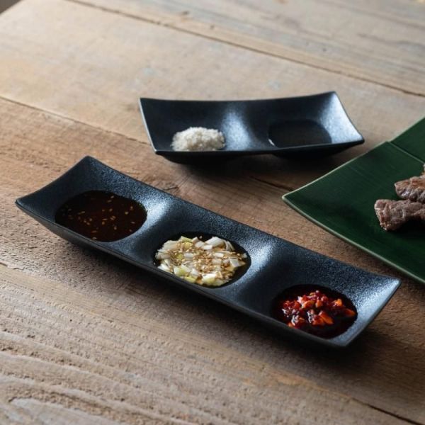 　ギフトサービスについて深山のロングセラー商品「kowake(コワケ)」シリーズを窯変釉で仕上げました。柔らかな凹凸で仕切られたうつわは和洋中とどのような料理もその窪みの中に包み込むおおらかさを持っています。独特の深い黒は焼肉屋さんにもおす...