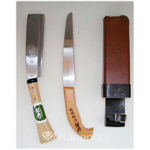 鋼付鞘鉈に剪定鋸をセットにしました！ ◎高級感ある鞘付。携帯に便利です。 ◎鉈は鋼付で切れ味が良い。 ◎ノコギリは、剪定目で生木に対応。 アウトドア用品などの園芸・レジャー用として幅広く使用できます。その確かな切れ味をお試し下さい。 ■片刃...
