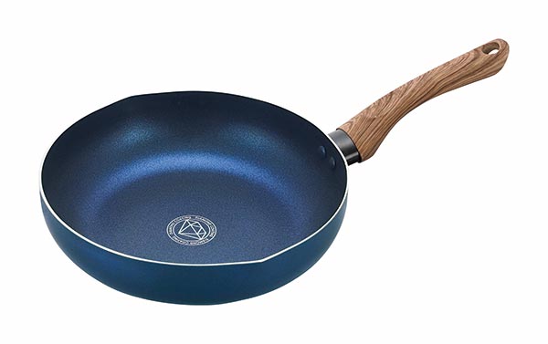 耐摩耗試験30万回クリアの内面2層コーティングで、 焦げつきにくく、お手入れもラクラク！ 木目のハンドルがぬくもりを感じさせる シンプルデザイン。 【商品サイズ】 　420×250×90mm(深さ：62mm) 【商品重量】 　590g 【材...