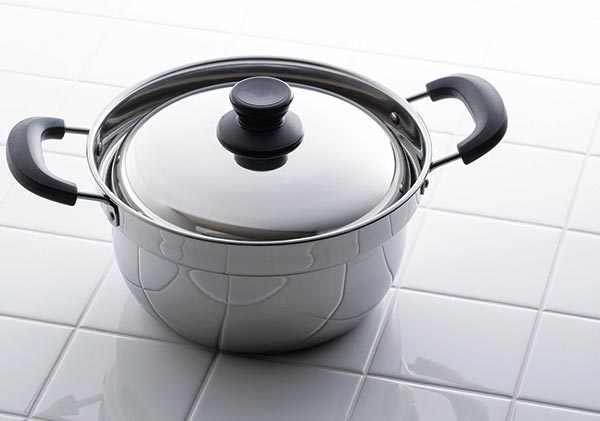 丸みのある底と高さのあるフチで、ふきこぼれを ツーブロック！ ●Point 沸騰したお湯がスムーズに対流するように、 　本体の底の丸みを大きくしました。 このお湯の流れが泡を潰すので、泡の発生を 　ブロックします。 ●Point 沸騰時に発...