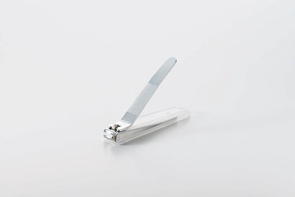 刃物の町岐阜市で造られたよく切れ、 美しく仕上がる爪切り。 使用時の安定感が高い、てこ式を採用し、 シンプルだから子供から大人まで使いやすく、 いつまでも長く使えるスタンダードデザイン。 【商品サイズ】 　使用時／18×102×61mm 　...