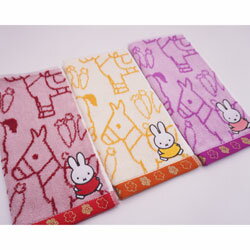ミッフィー miffy タオルハンカチ 干支 午 2026 25×25cm 学生 女性 子供 プチギフト かわいい 小物雑貨　　 学生　通勤通学、外出時に毎日の必需品　エチケットとして。 お子様（子供会・退会・卒業・引退・記念やお世話になっ...