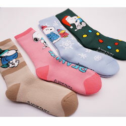 スヌーピー ぽっかぽかあったかルームソックス レディース 23-25cm アクリル　ポリエステル　ポリウレタン　中国 ほどよい厚さでしっかり暖かい　あったかおうち時間 ベージュ、グリーンが両足外側スヌーピー柄、ピンク、サックスが前面スヌーピ...