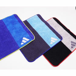 ミニタオルハンカチ　スポーツ　アディダス　人気スポーツブランド　22×22cm　綿100％ メンズ/レディース　ゆうパケット便/ネコポス配送（ポスト投函便）は6枚まででお願いいたします。 ブラック＆縦グレーはフチレッド、ネイビーブルー＆縦ブ...