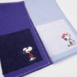 スヌーピータオルハンカチ　24×25cm　　中国製　　綿100％　 御礼、お返しなどにもおすすめです。毎日の必需品。汗を拭いたり、手を拭きましょう。毎日清潔なハンカチを持っておしゃれに お父さん、息子さん、彼氏に持たせてあげましょう メール...