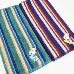 スヌーピータオルハンカチ　24×25cm　　中国製　　綿100％　 御礼、お返しなどにもおすすめです。毎日の必需品。汗を拭いたり、手を拭きましょう。毎日清潔なハンカチを持っておしゃれに お父さん、息子さん、彼氏に持たせてあげましょう メール...