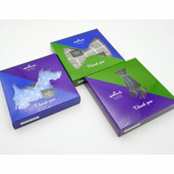 メンズ タオルハンカチ ブランド ホールマーク シンプル　25×25cm　綿100％　中国製 箱入り商品でタオルハンカチの色柄おまかせとなります。ご了承のうえ、ご購入ください。 箱のデザイン（箱の表の透明部分：ネクタイ、イヌ、リボン柄）もお...