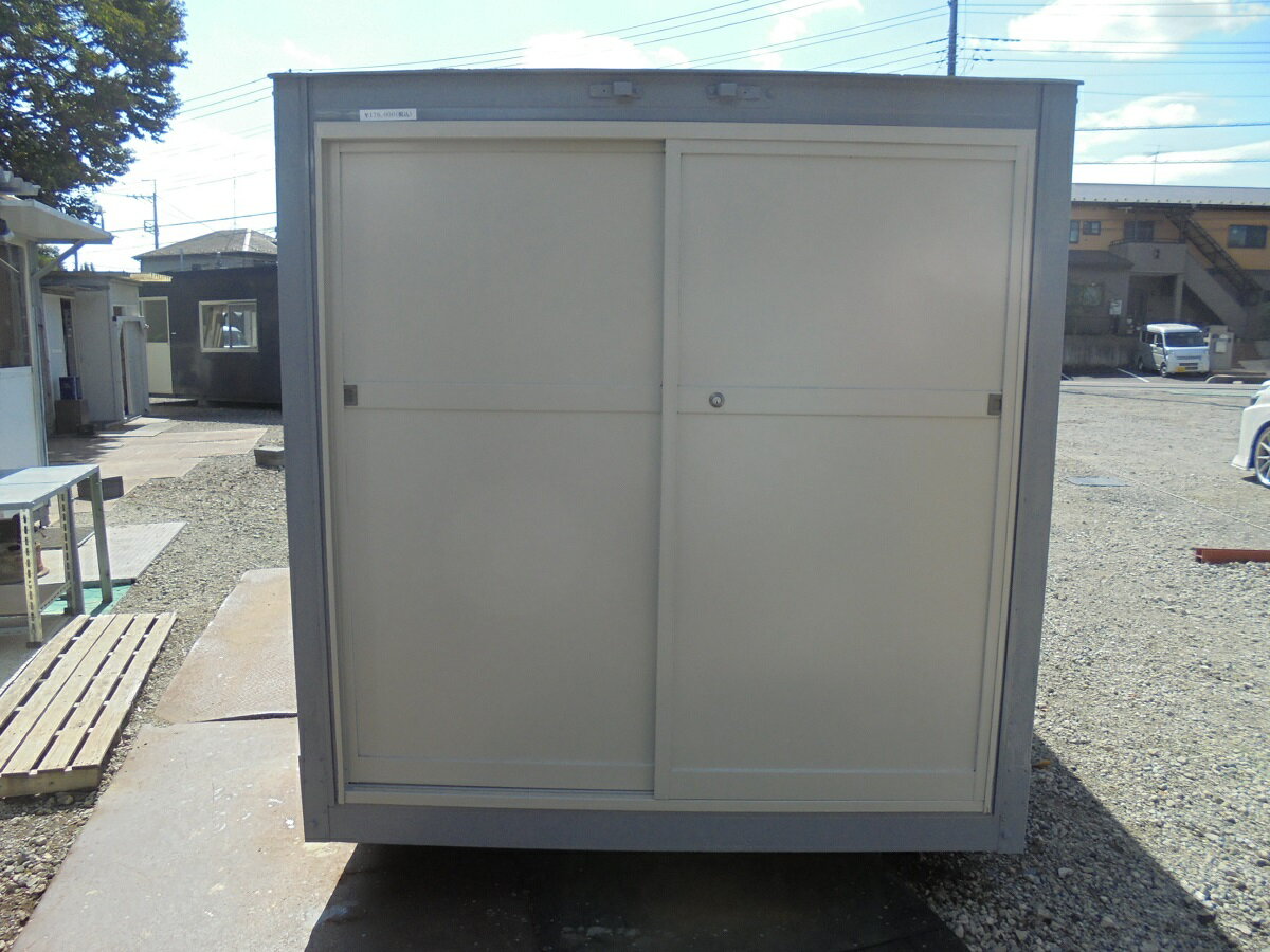 トラックコンテナです。 入り口を引き違い戸に変更しています。 室内床は新品のコンパネが貼ってあります。 内外装共に簡易整備清掃済みです。 内外装共に年数相応のヘコミ・キズ等あります。 骨組み（フレーム）はしっかりしています。 物置・倉庫等に...