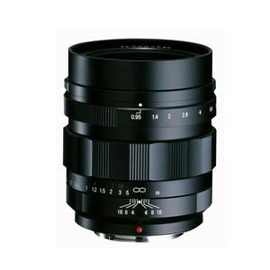 フォクトレンダー 交換用レンズ NOKTON 42.5mm F0.95（マイクロフォーサーズ）JANコード：4530076232037発売日 :2013年8月■マイクロフォーサーズ専用マウント■8群11枚、超高屈折率ガラスを使用■動画対応、...