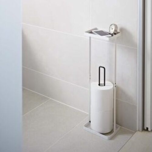 山崎実業 トレイ付きトイレットペーパースタンド プレート ホワイト ●携帯電話などが置けるトレイが付いたトイレットペーパースタンド！コンパクトな設計なので、トイレに設置しても邪魔になりません。トイレットペーパーは最大3個収納できます。【仕様...