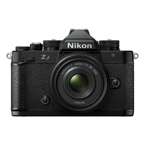 Nikon Z f 40mm f／2（SE）レンズキット ミラーレスカメラ 発売日：2023年10月31日●表現を刺激するデザインひとつの映像を作り上げる。そのすべてのプロセスにおいて、創造力を刺激する存在でありたい。フィルム時代を代表する...