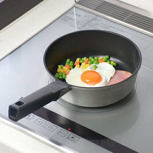 チーノフッ素IH対応深型フライパン22CM チーノフッ素IH対応深型フライパン22CM ホワイト ●オール熱源対応。ムラ無く焼けるアルミダイキャスト製。●サイズ38.5×23×11.5CM&nbsp;【仕様】材質：内面=ふっ素樹脂塗膜加工、...