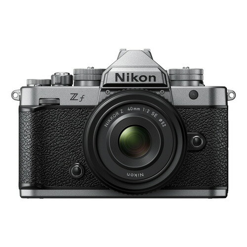 Nikon ZfLK40SESL ミラーレス一眼カメラ レンズキット 単焦点レンズ シルバー発売日：2025年9月26日●表現を刺激するデザインひとつの映像を作り上げる。そのすべてのプロセスにおいて、創造力を刺激する存在でありたい。フィルム...
